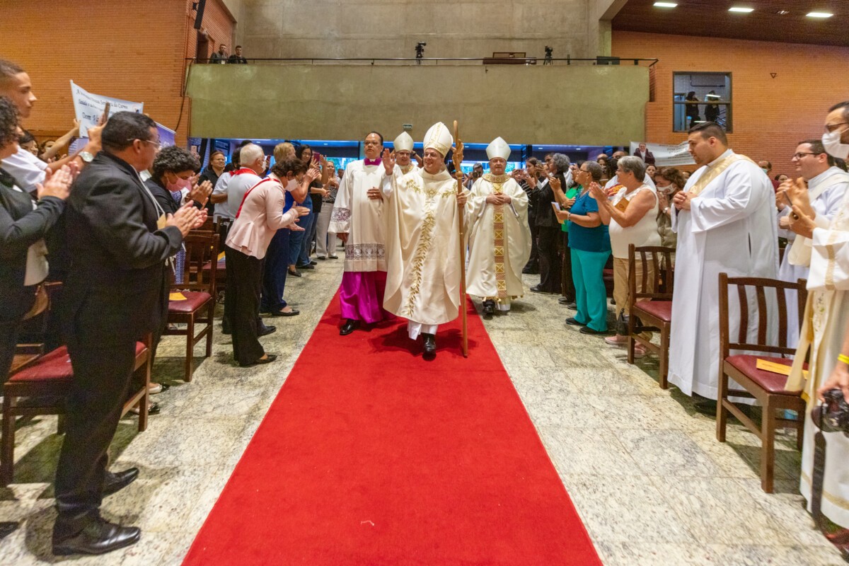 Dom Valdir José de Castro é ordenado bispo e toma posse na Diocese de ...