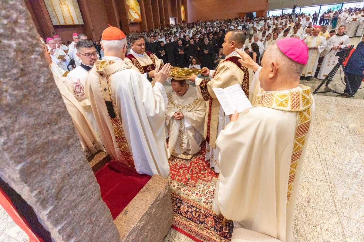 Dom Valdir José de Castro é ordenado bispo e toma posse na Diocese de ...