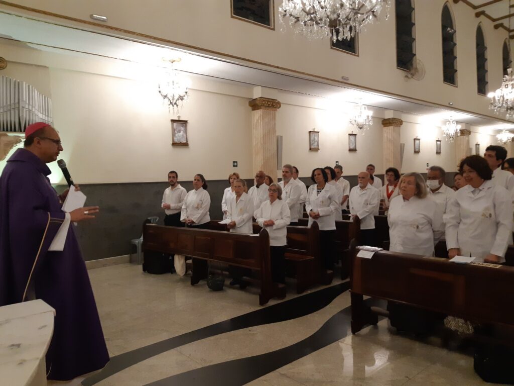 Ministros extraordinários da Sagrada Comunhão são investidos na ...