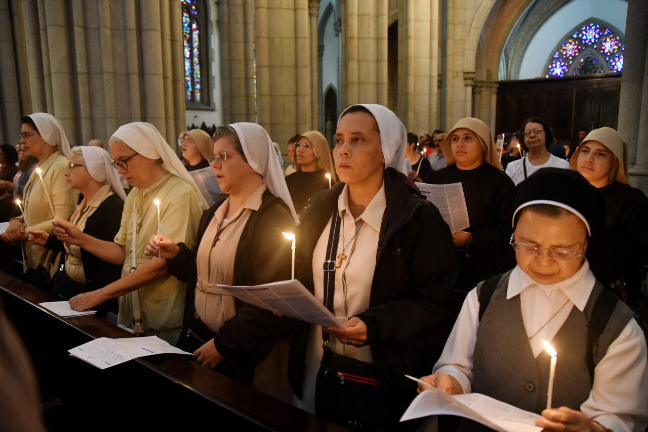 Os consagrados são chamados a ‘irradiar a luz de Cristo’ no mundo ...